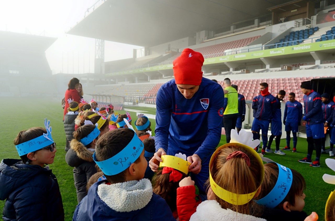 Pequenos reis 'invadem' treino do Gil Vicente